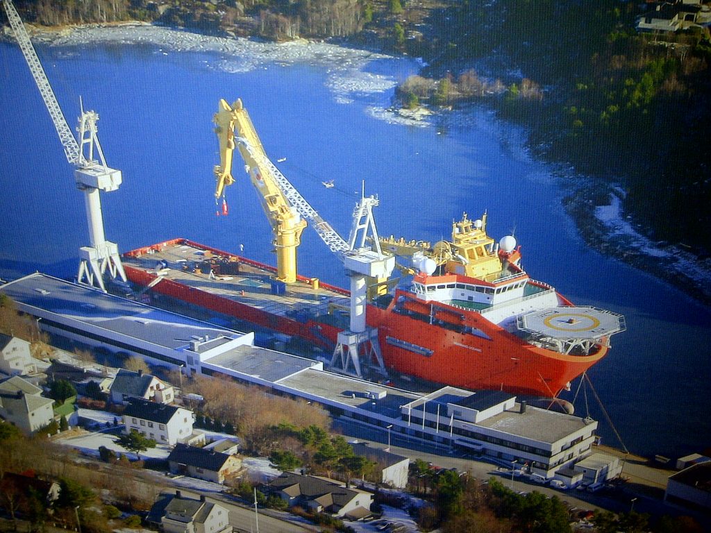 SPECIALIST CASE STUDY - UNDERWATER PILE DRIVING - Steel Piling Group